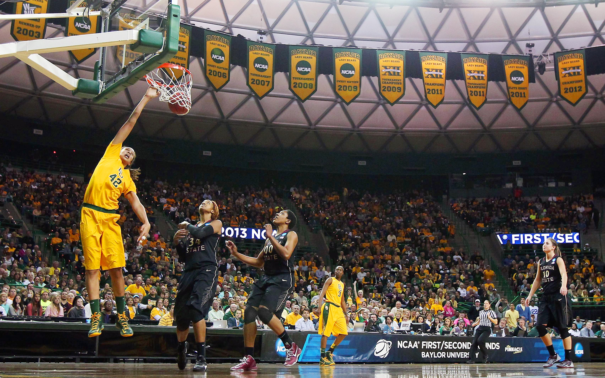 Queen Of The Dunk - The Week in Pictures for March 25-27, 2013 - ESPN