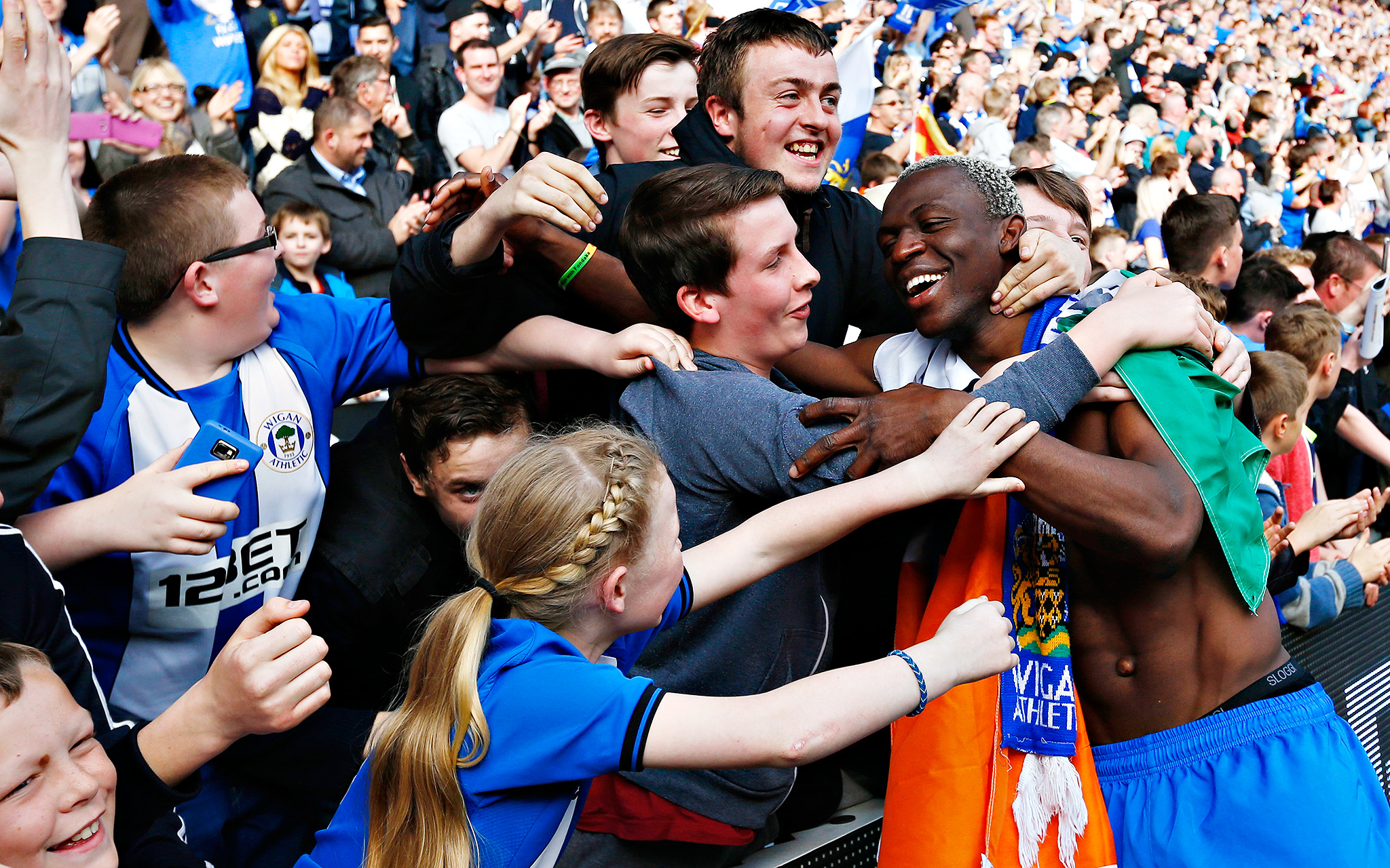 Group Hug - The Weekend in Pictures for May 17 - May 19, 2013 - ESPN