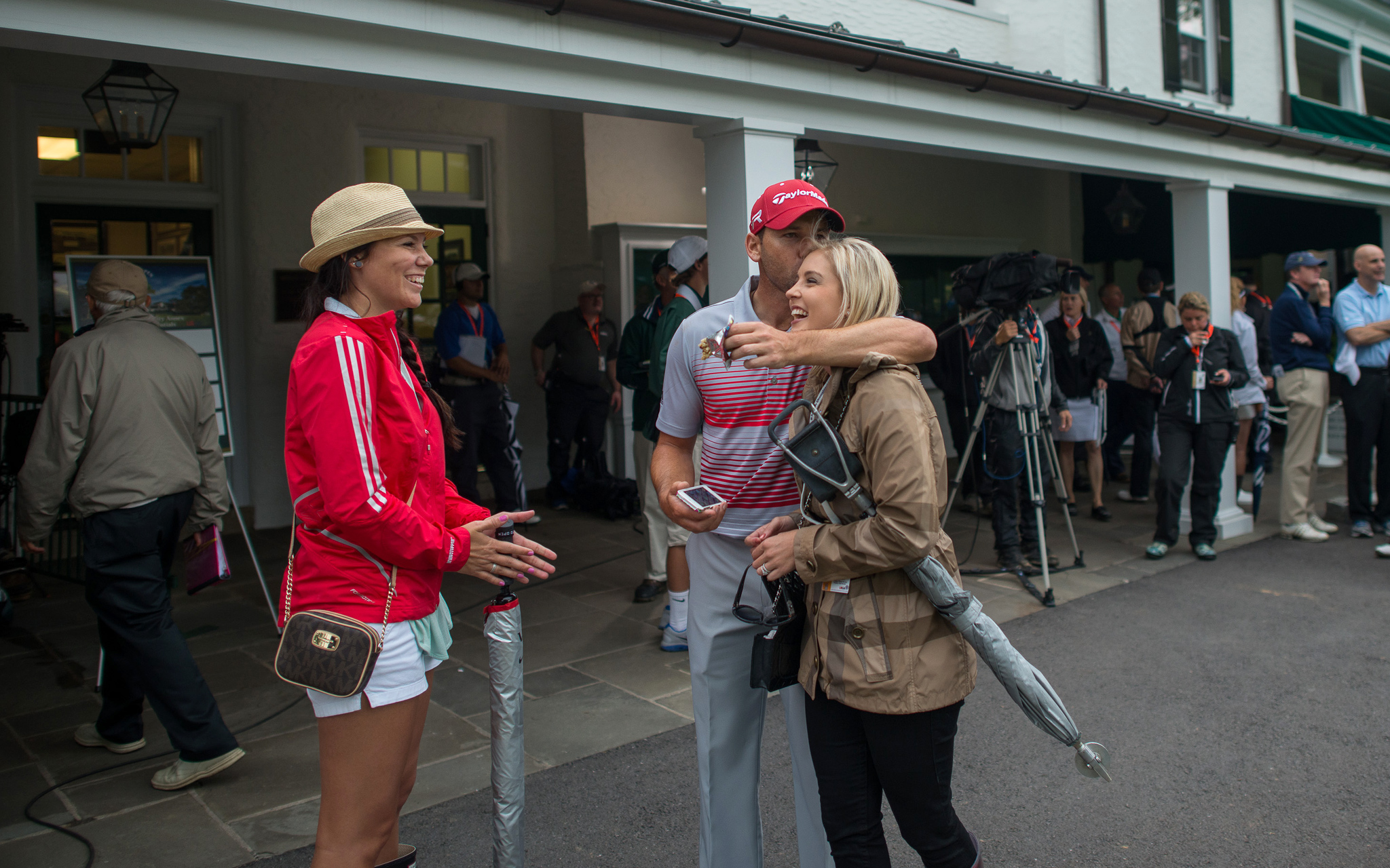 Hug It Out - Scenes from the U.S. - ESPN