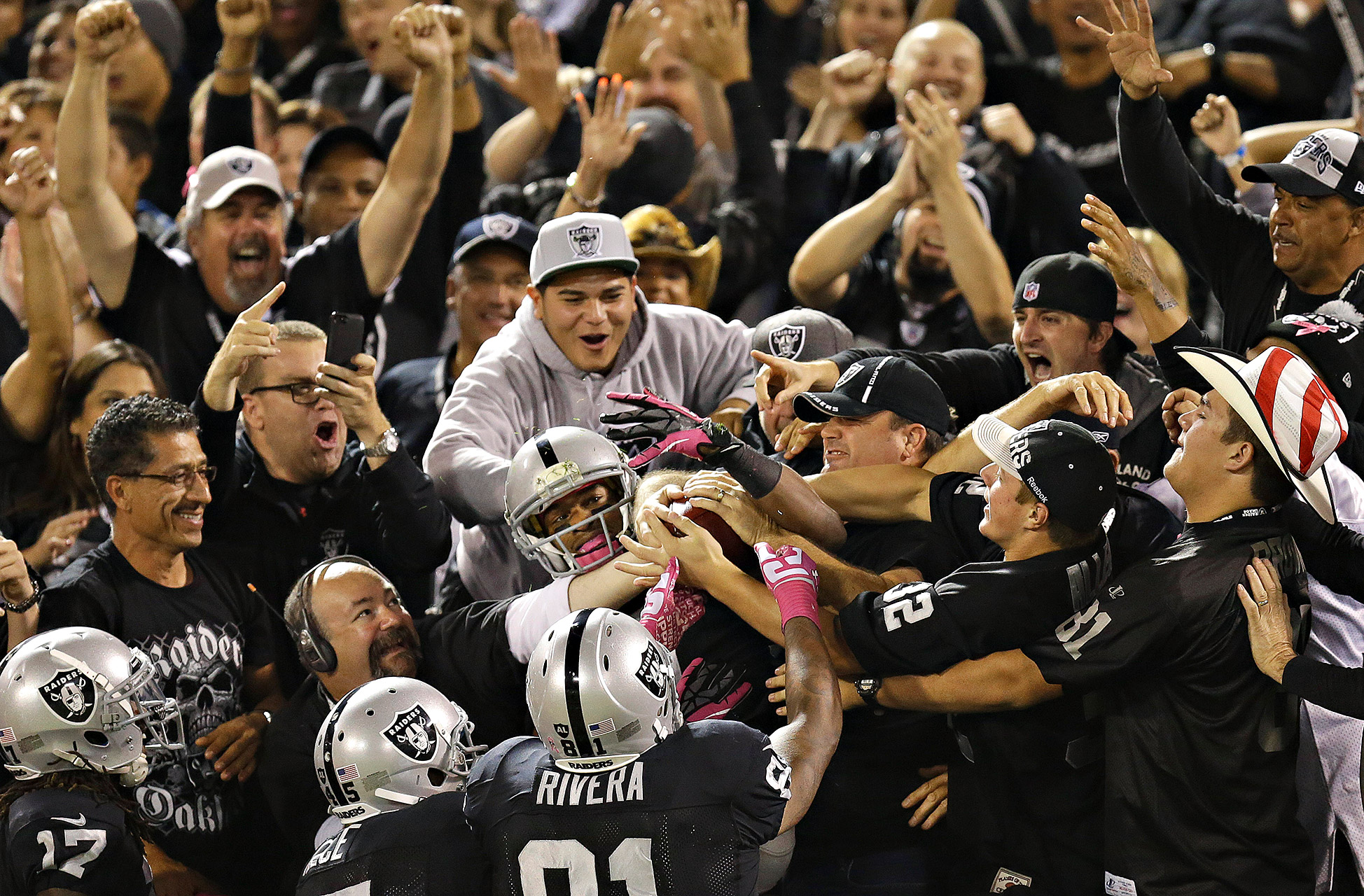 Raider Nation - The Week in Pictures for Sept. 30-Oct. 6, 2013 - ESPN