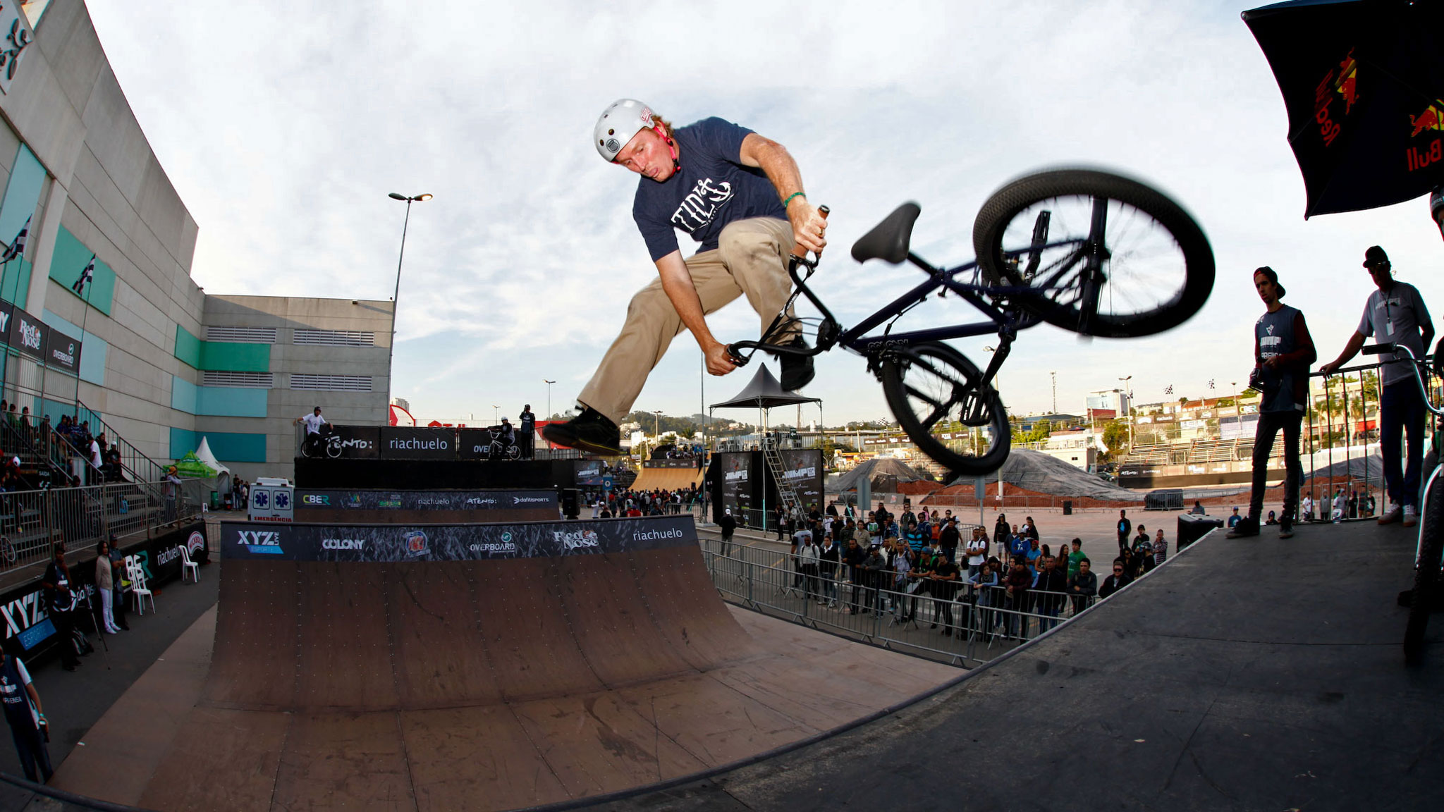 Clint Millar, Chris Courtnay e Ryan Guettler fazem uma road trip de BMX ...