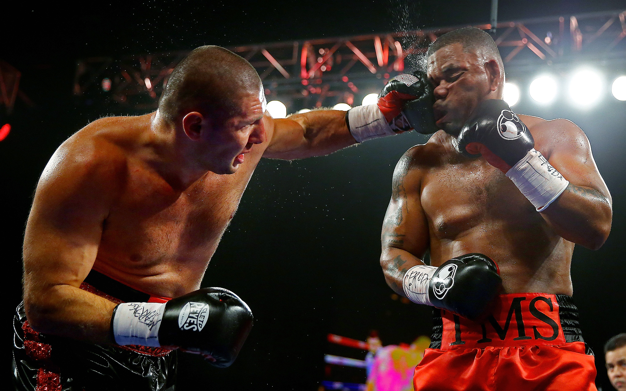 Heavweight Battle - The Week in Pictures for Oct. 29-Nov. 4, 2013 - ESPN