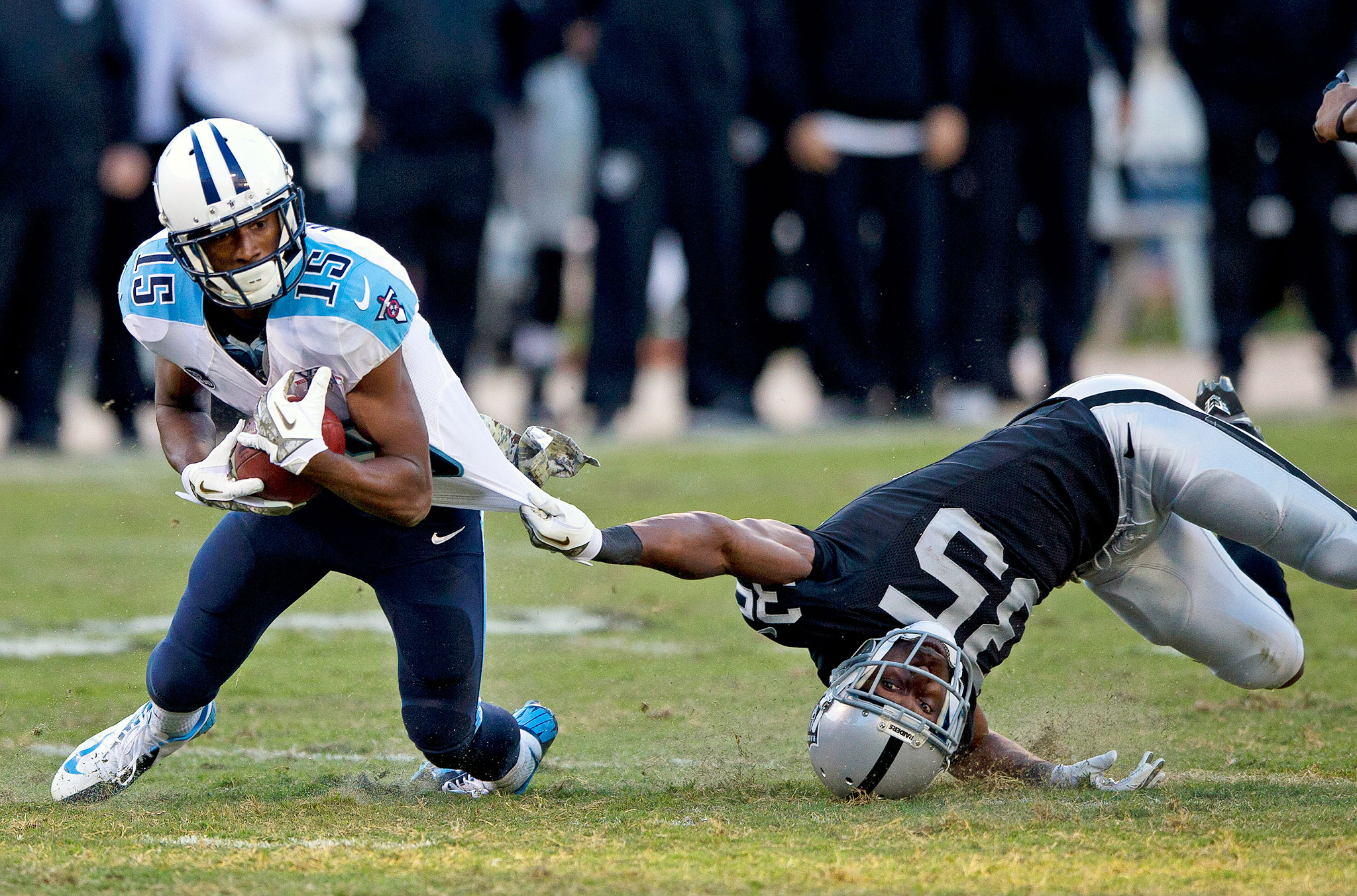 Not Letting Go - NFL: Week 12 in Pictures - ESPN