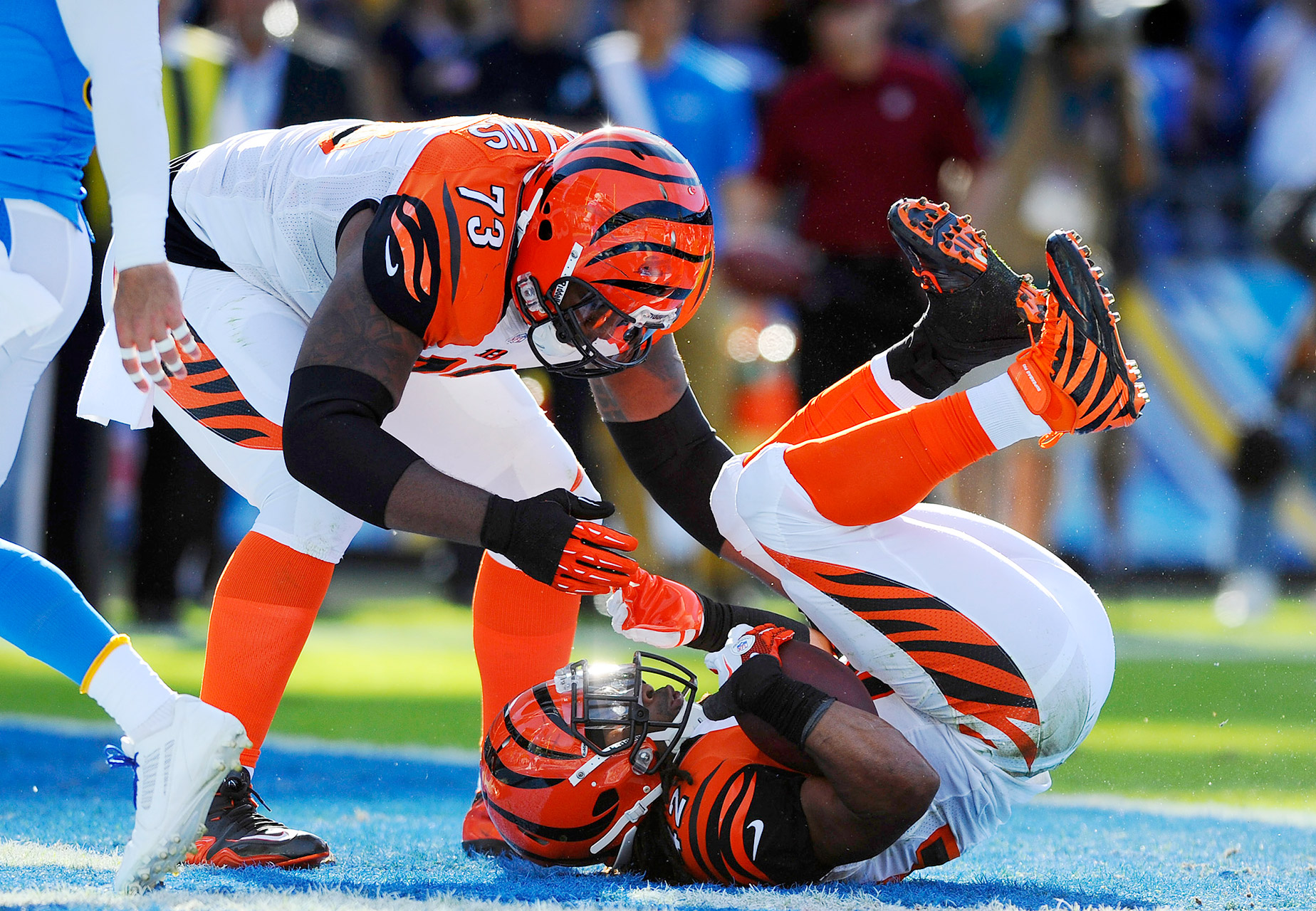 Soft Landing - NFL: Week 13 in Pictures - ESPN