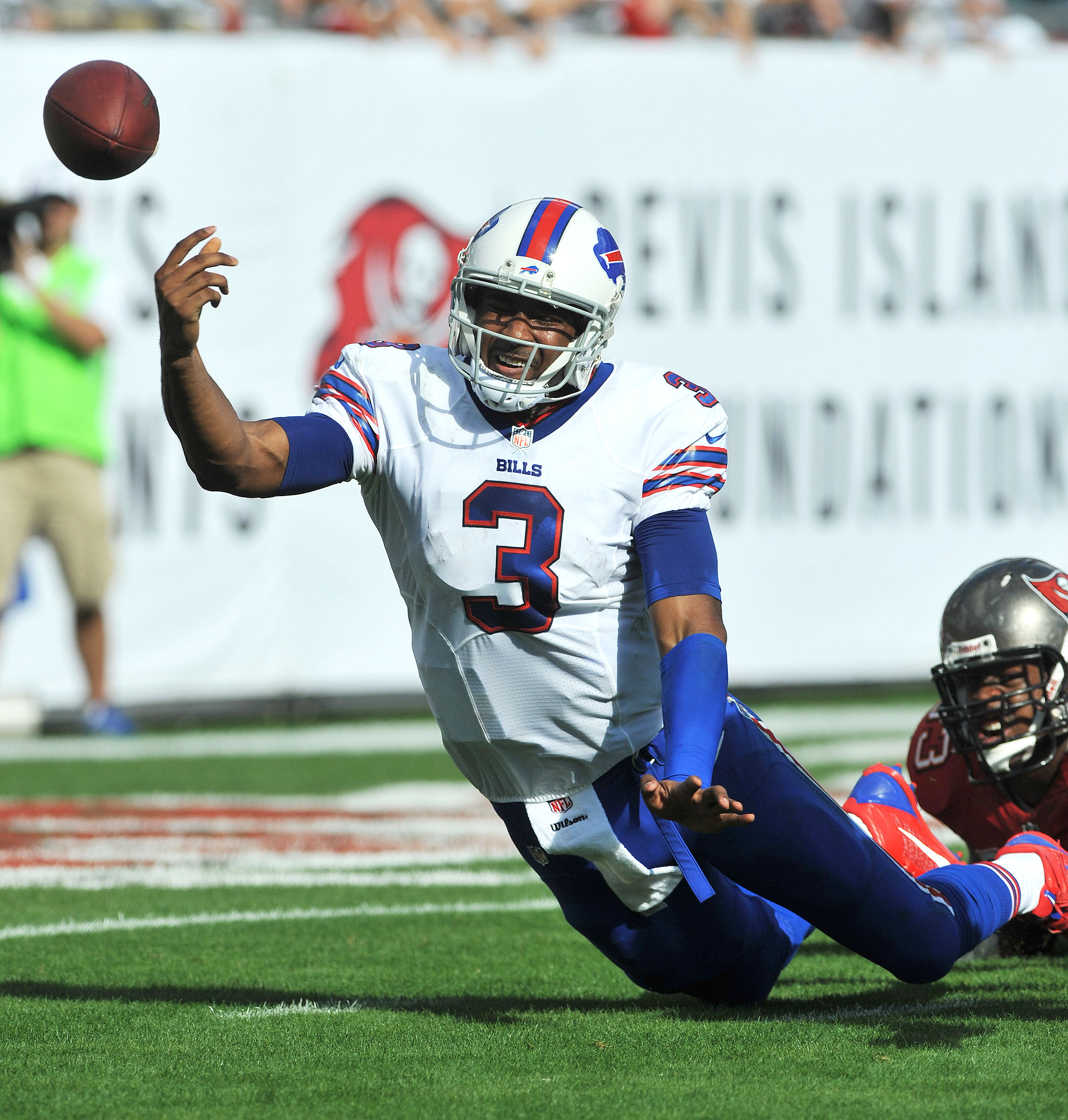 Throwing It Away - NFL: Week 14 in Pictures - ESPN