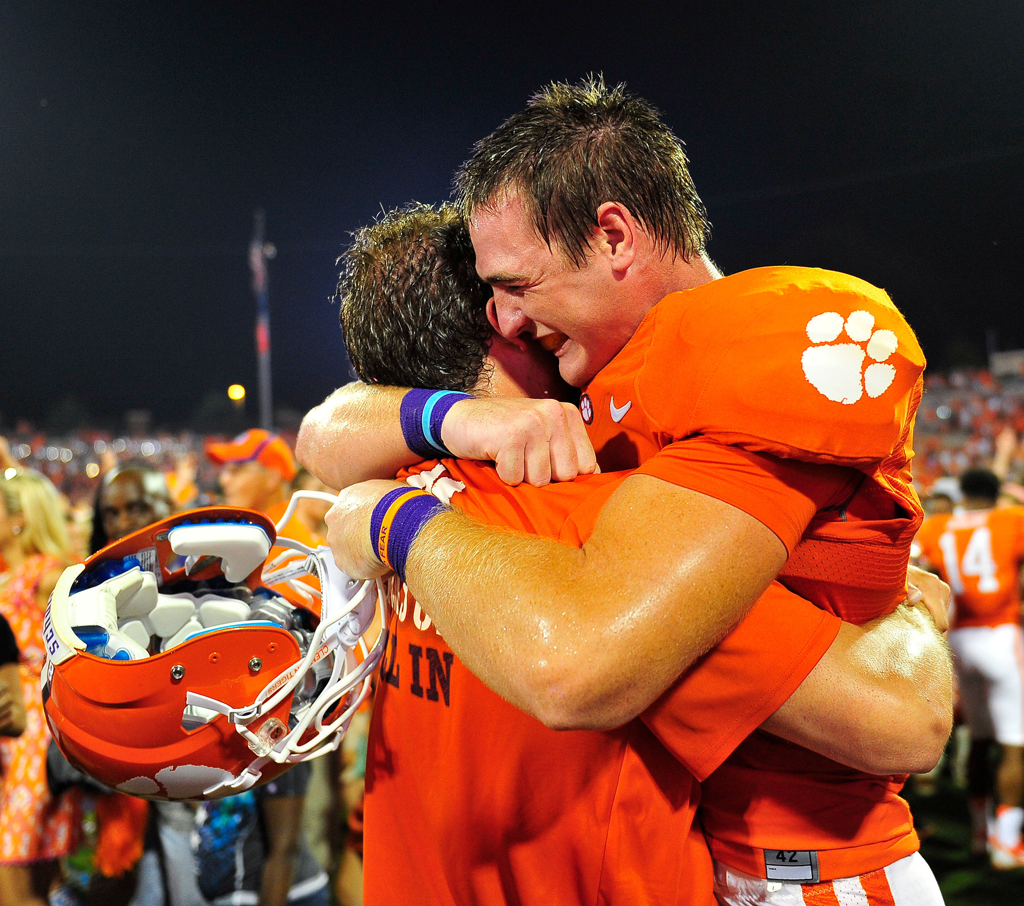 Hug It Out -- Week 1 - 2013's #storyoftheseason - ESPN