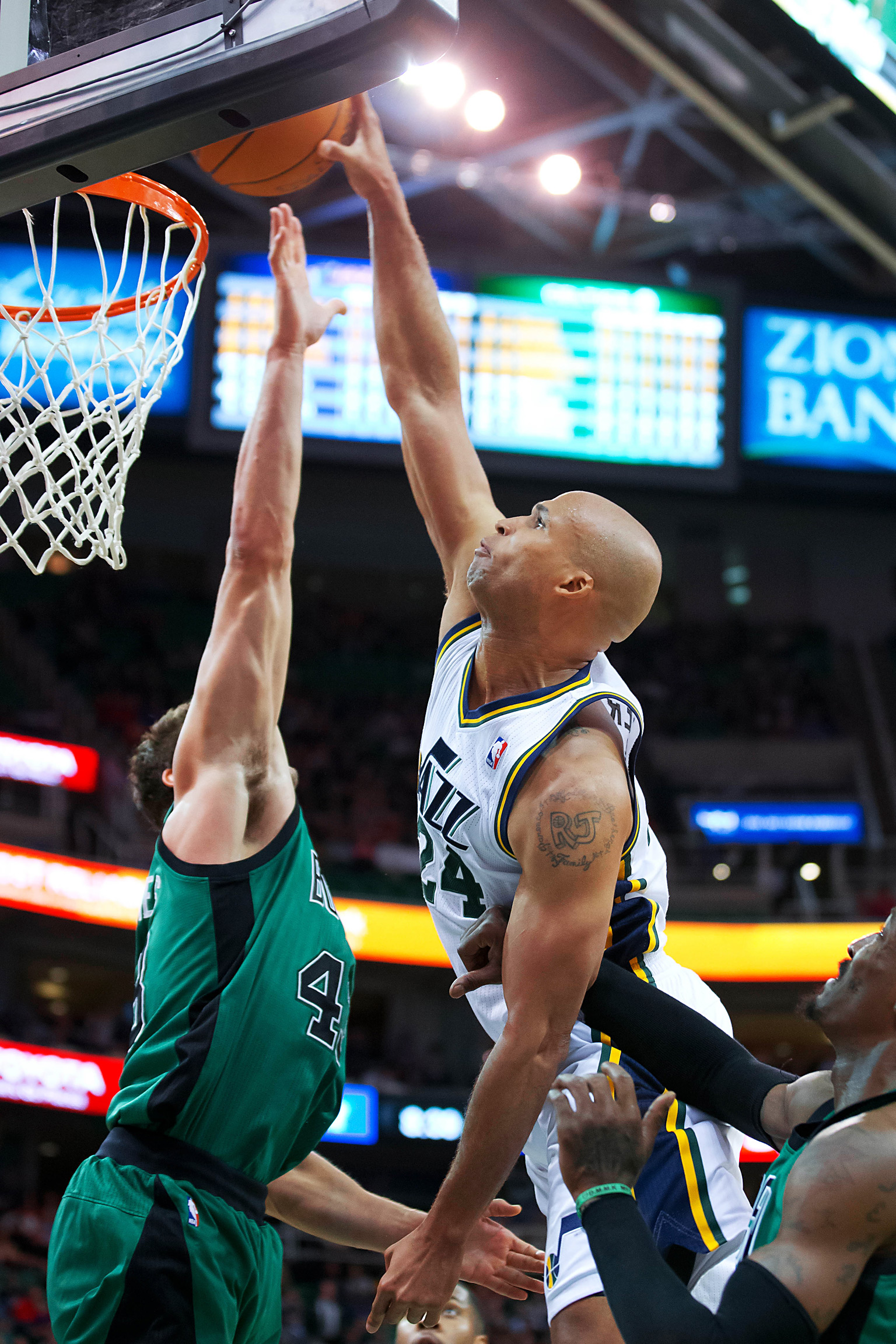 Richard Jefferson dunks on Kris Humphries : r/NBAimages