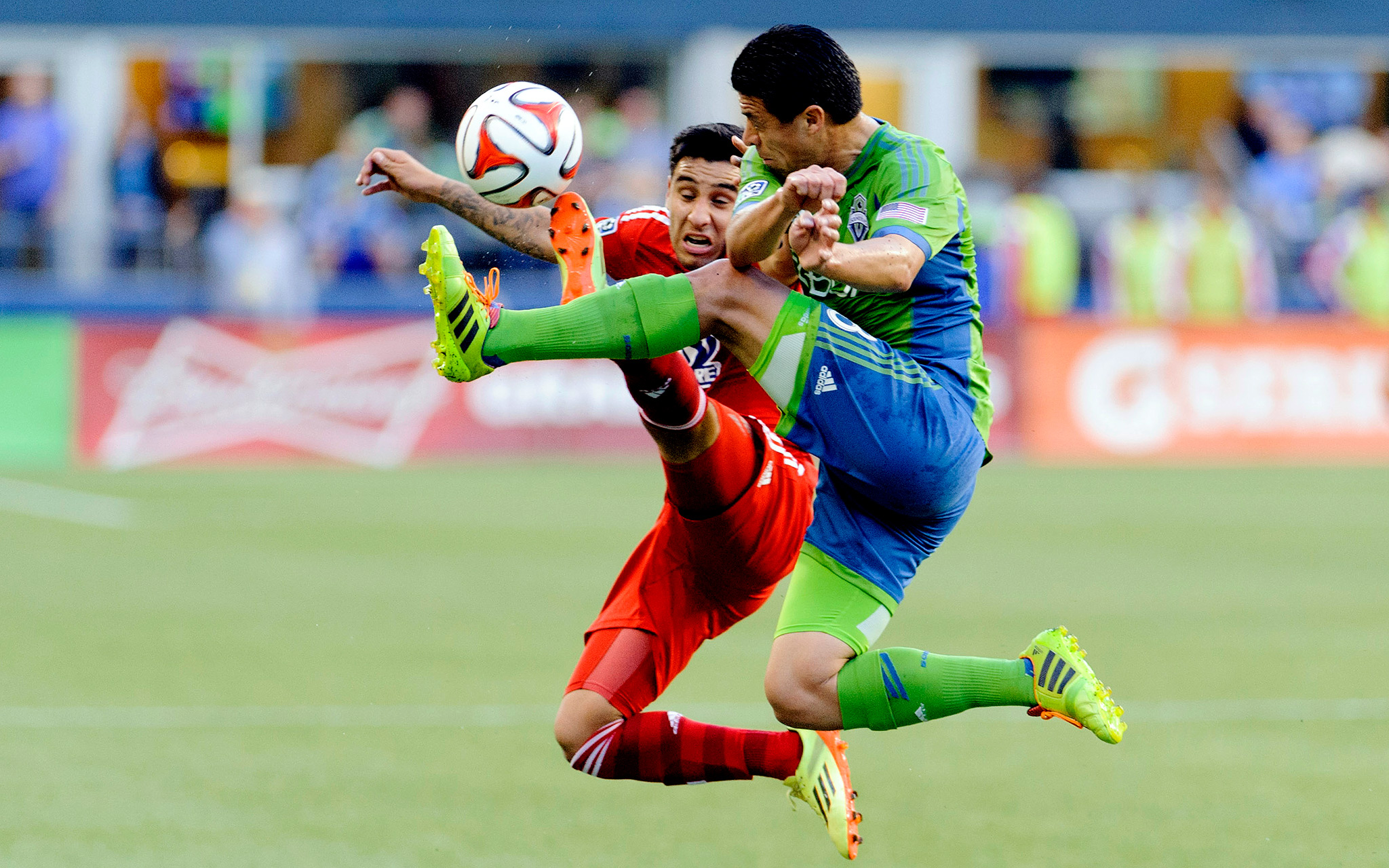 Midfield Collision - The Week in Pictures: May 5-11, 2014 - ESPN