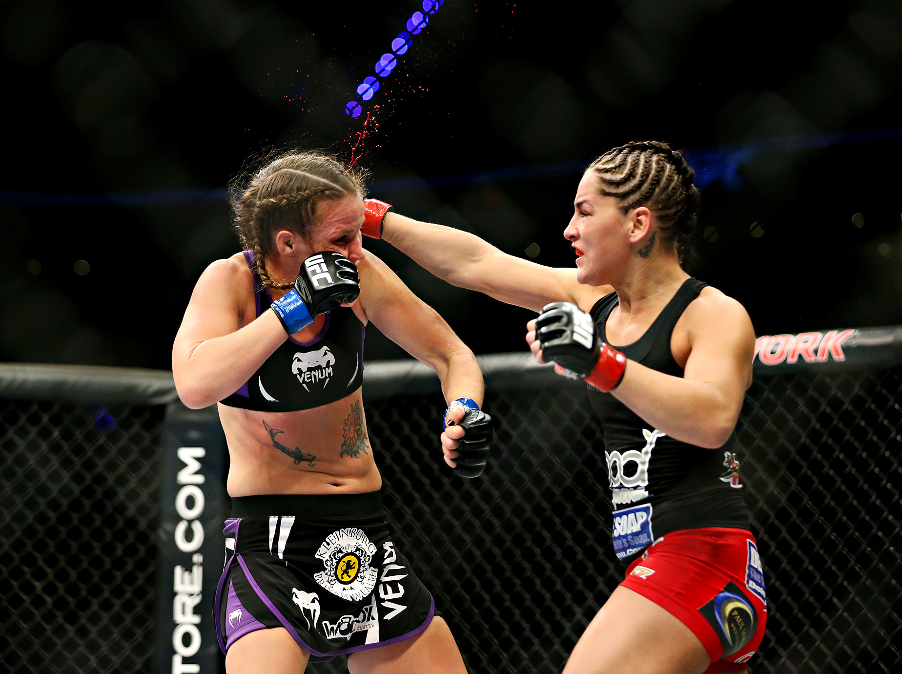 Jessica Eye vs. Leslie Smith - The Week in Pictures: November 10 ...