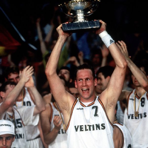 Christian Welp, Washington Huskies career scoring leader, dies at 51