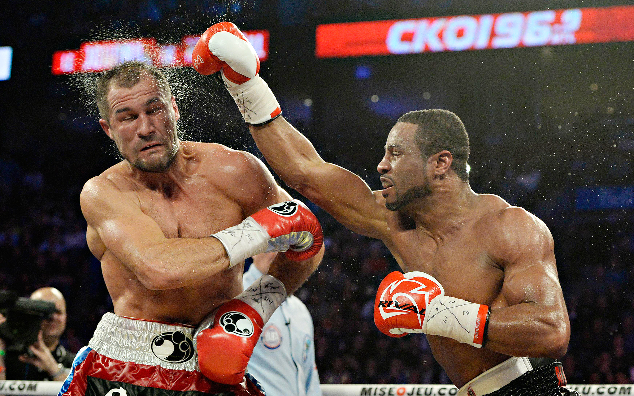 Jean Pascal delivers a right - The Week in Pictures: March 9 - March 15 ...