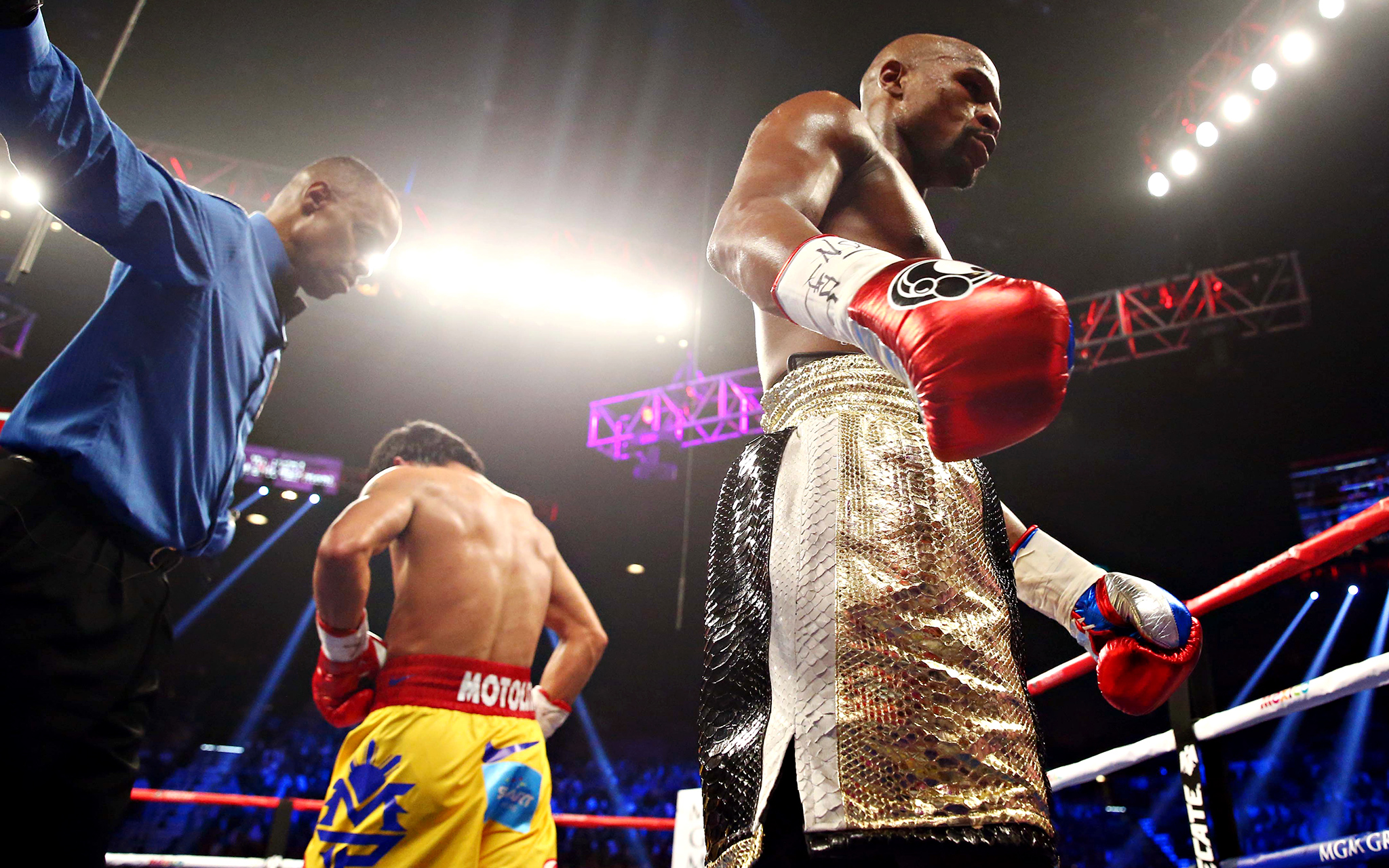 Back to their corners - Mayweather vs. Pacquiao fight night - ESPN