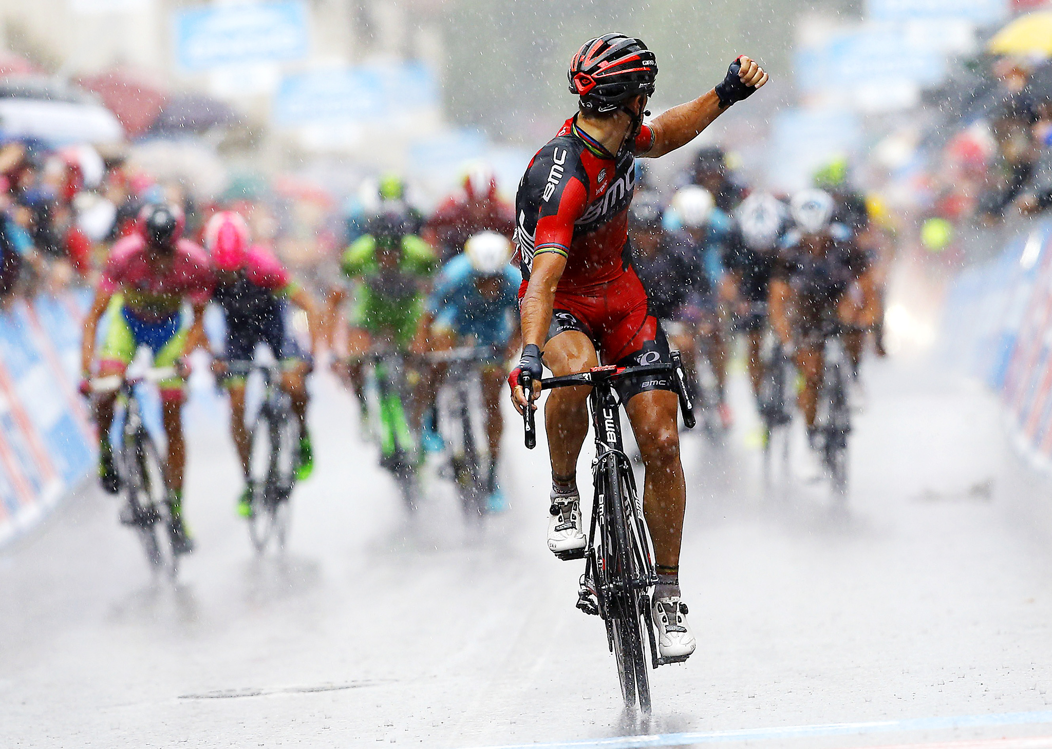 Through the storm - 98th Giro d'Italia - ESPN