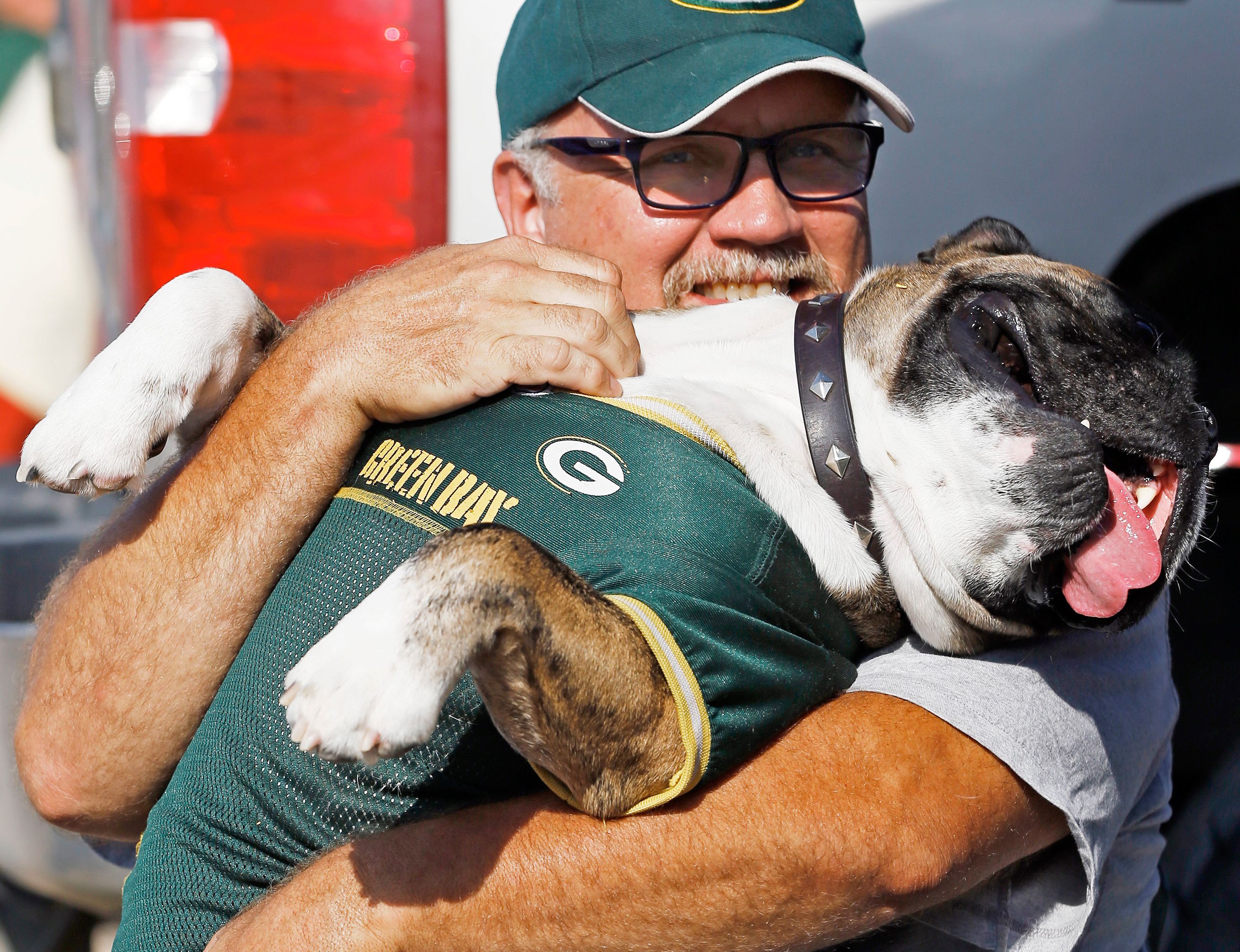 A fan and his dog - Photos: Packers vs. Chiefs - ESPN