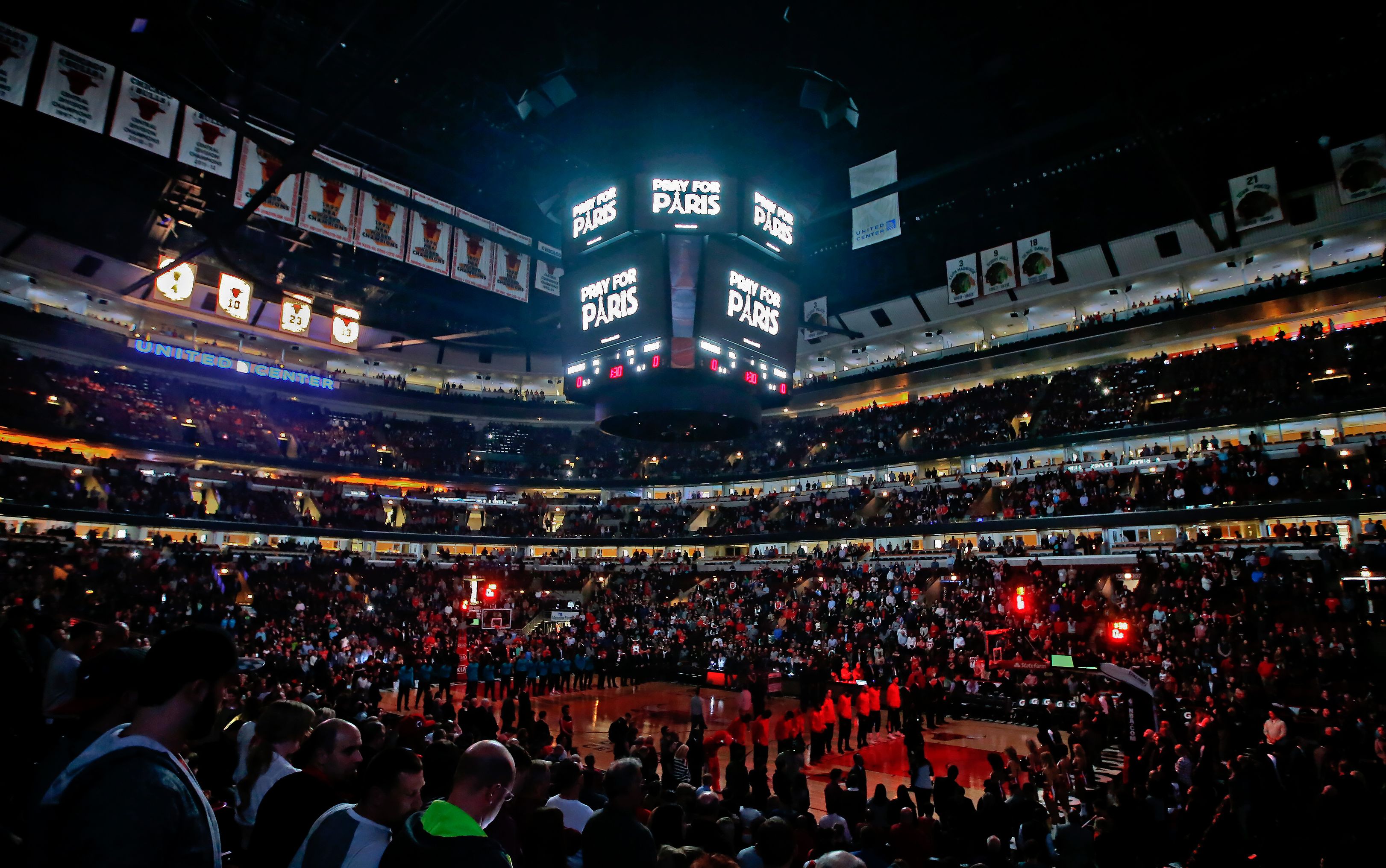 United Center - Photos: Sporting event tributes to Paris - ESPN