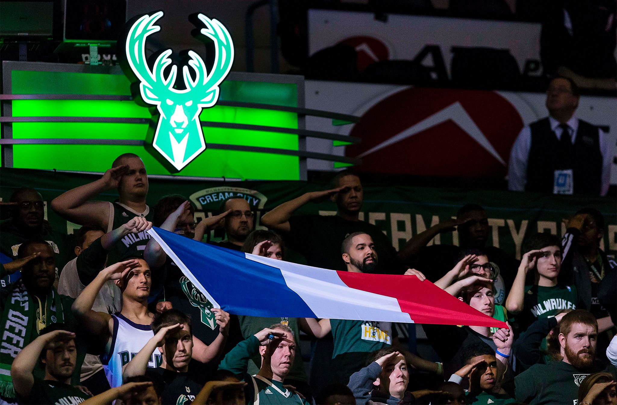 Milwaukee Bucks fans - Photos: Sporting event tributes to Paris - ESPN