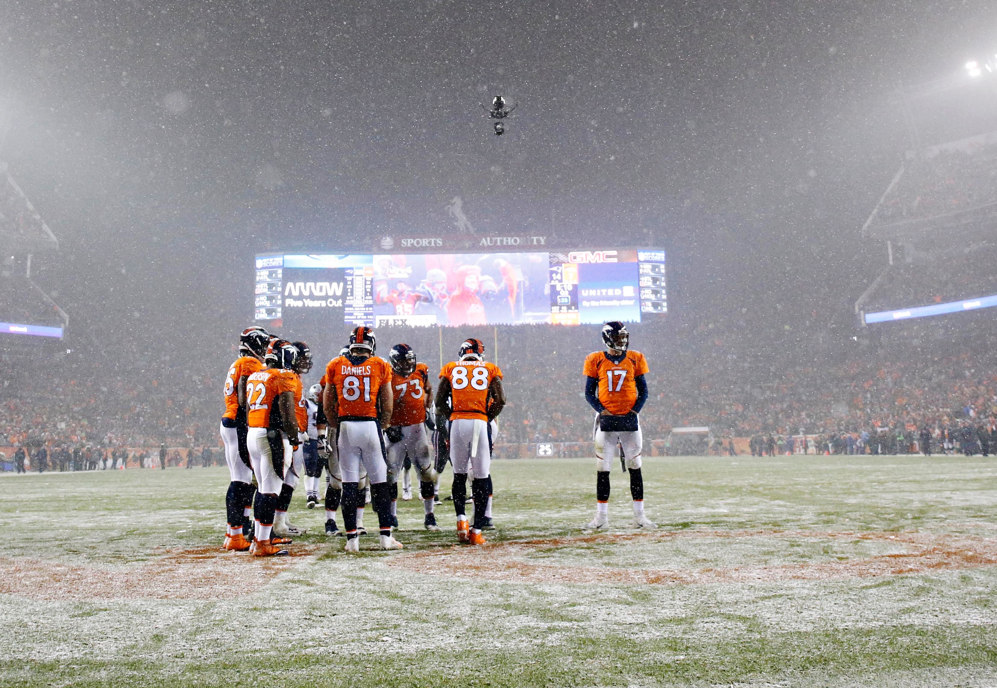 Denver Broncos Huddle - Photos: Patriots vs. Broncos - ESPN