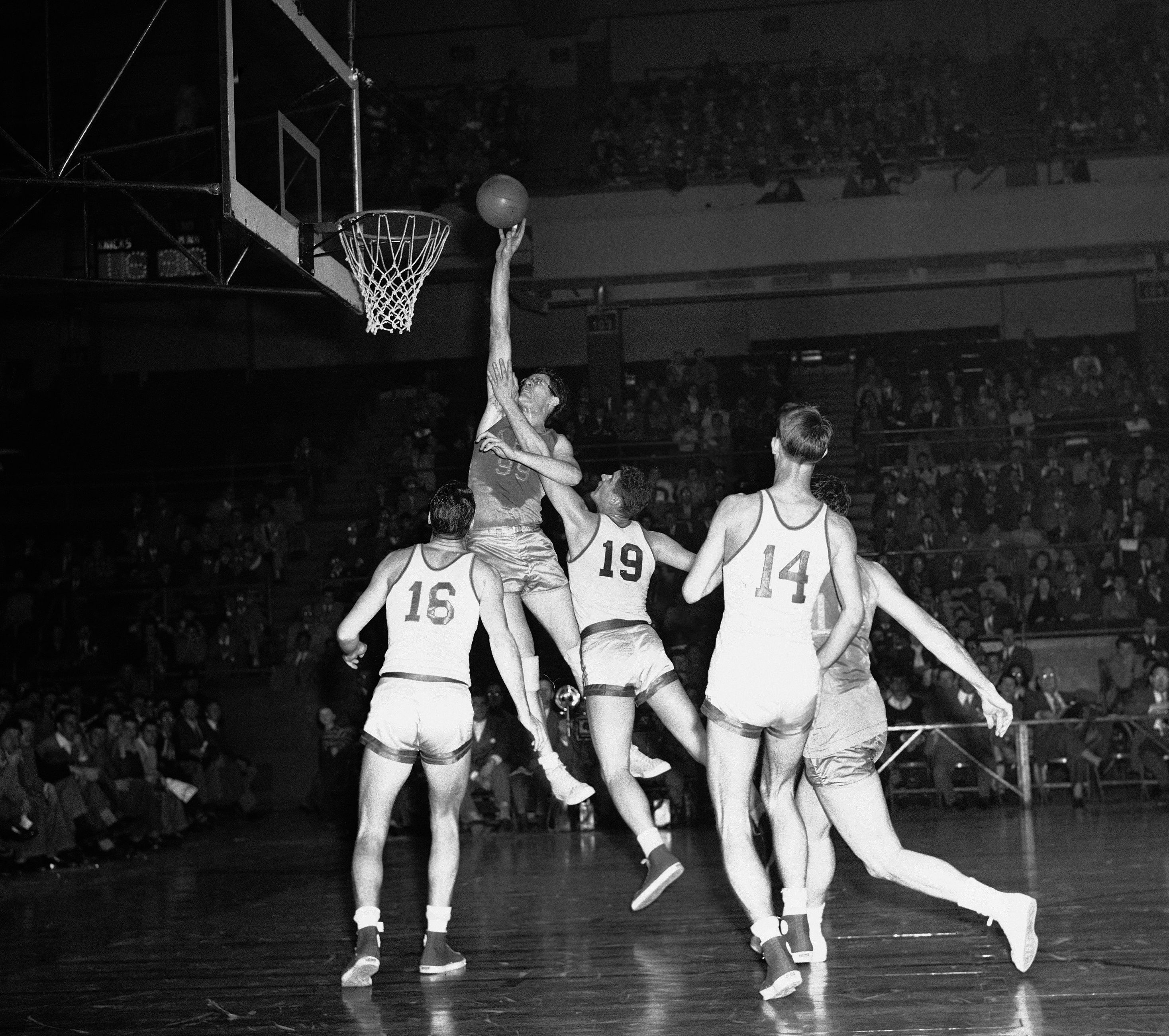 9. George Mikan - Photos: Greatest NBA centers of all time - ESPN