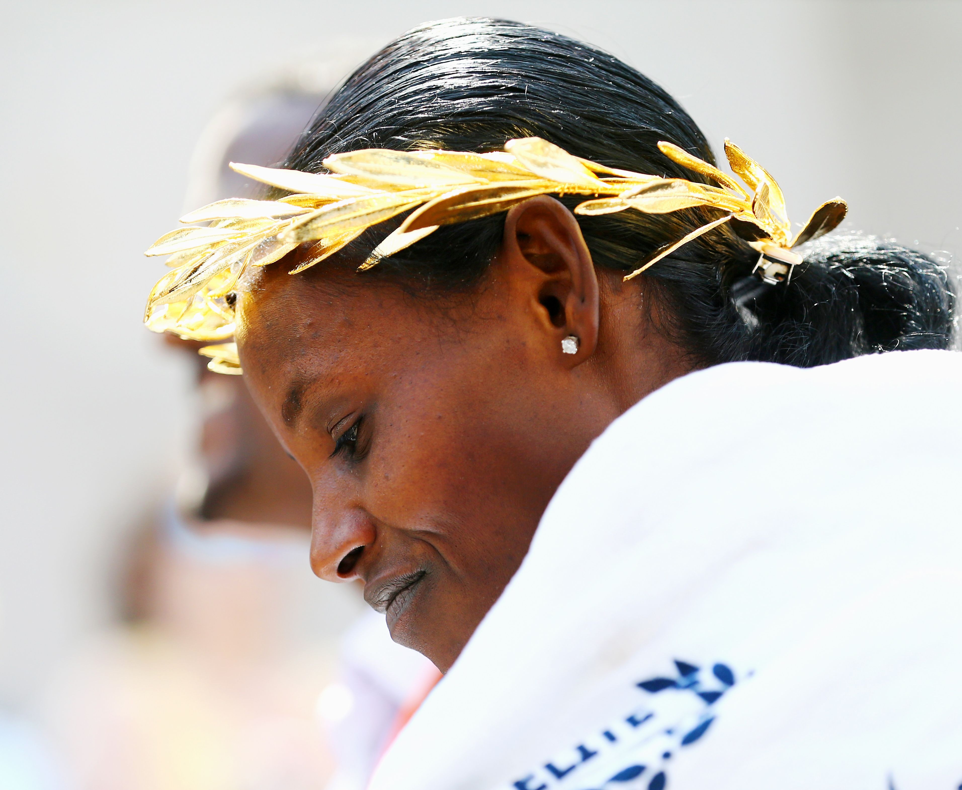 Atsede Baysa is crowned - Photos: Patriots' Day 2016 - ESPN