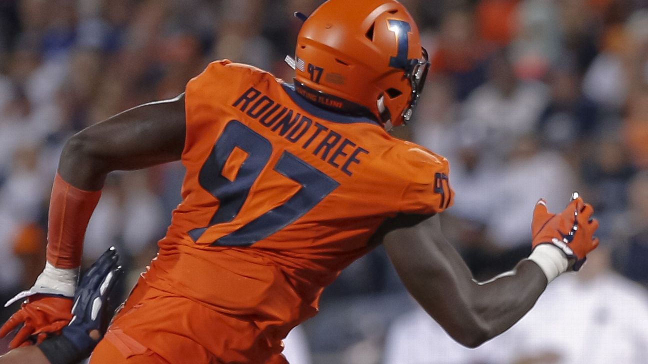 Illinois DL Roundtree suffers severe spinal injury - ABC7 Chicago