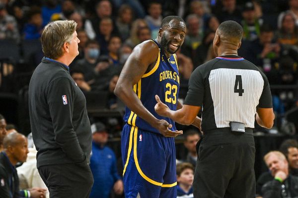 Draymond Green calls late tech 'crazy'; Stephen Curry picks up one in ...
