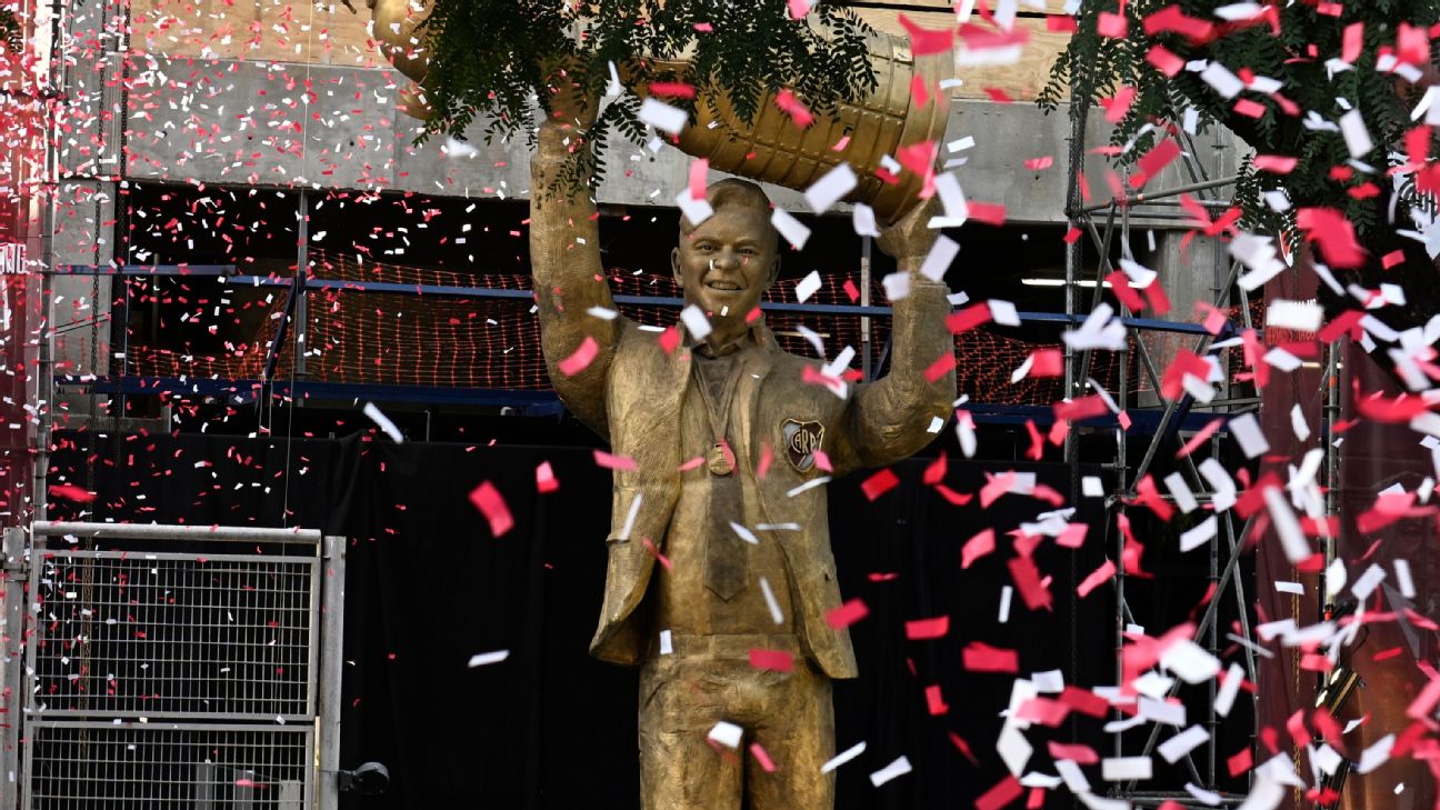 River Plate fans shocked by big bulge in giant statue of club legend ...