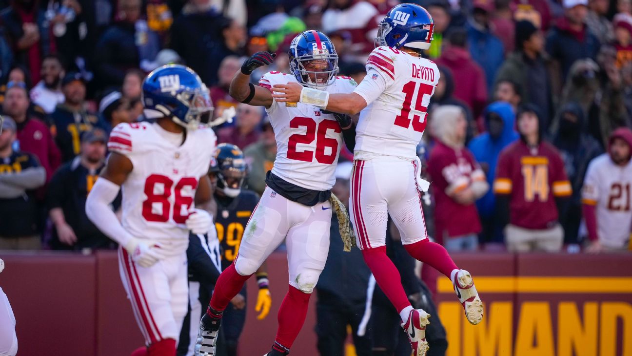 Giants' Tommy DeVito hits Saquon Barkley for 24-yard touchdown - ABC7 ...