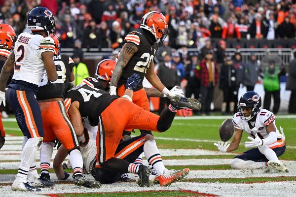 Bears' Darnell Mooney drops Hail Mary as Browns complete comeback ...
