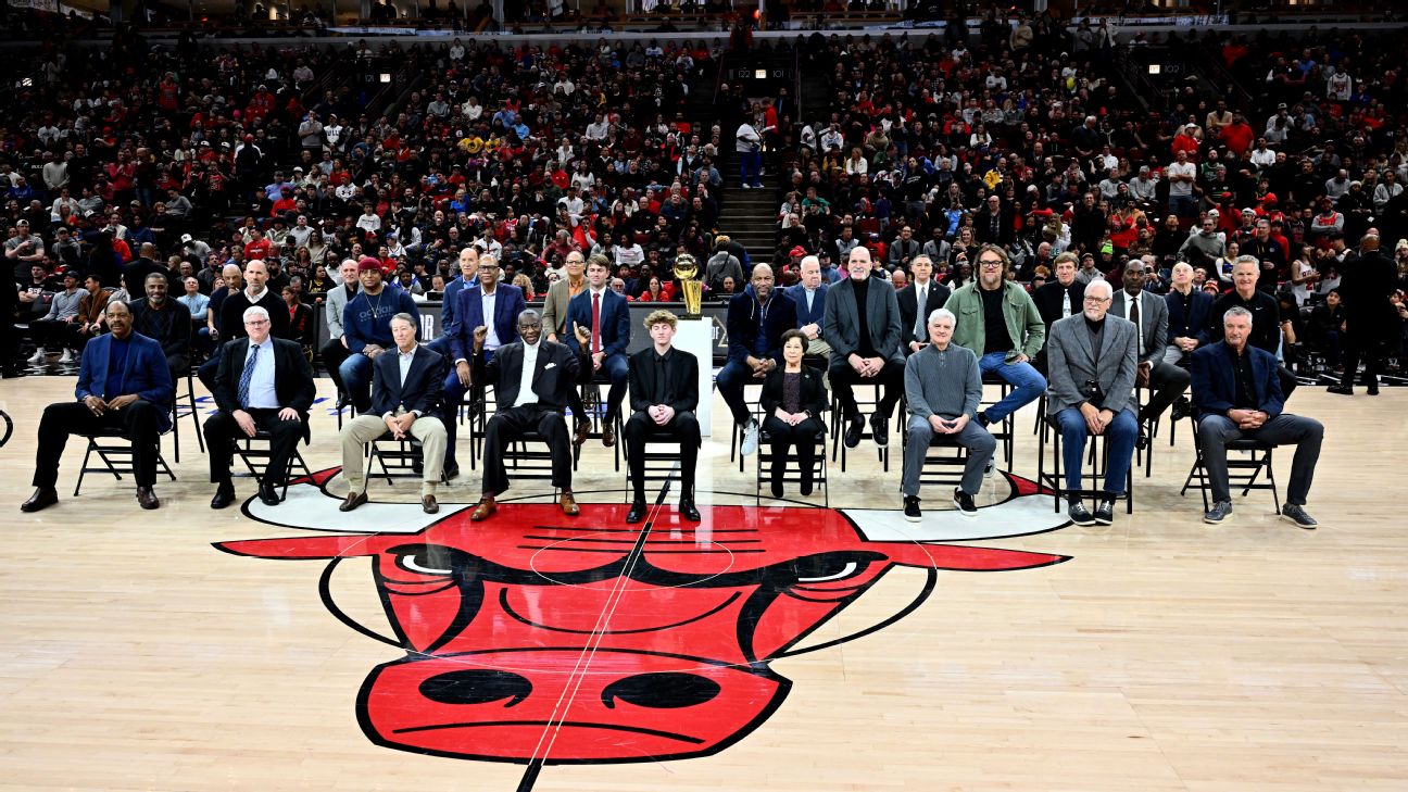 Bulls celebrate first Ring of Honor class; fans boo late Jerry Krause ...
