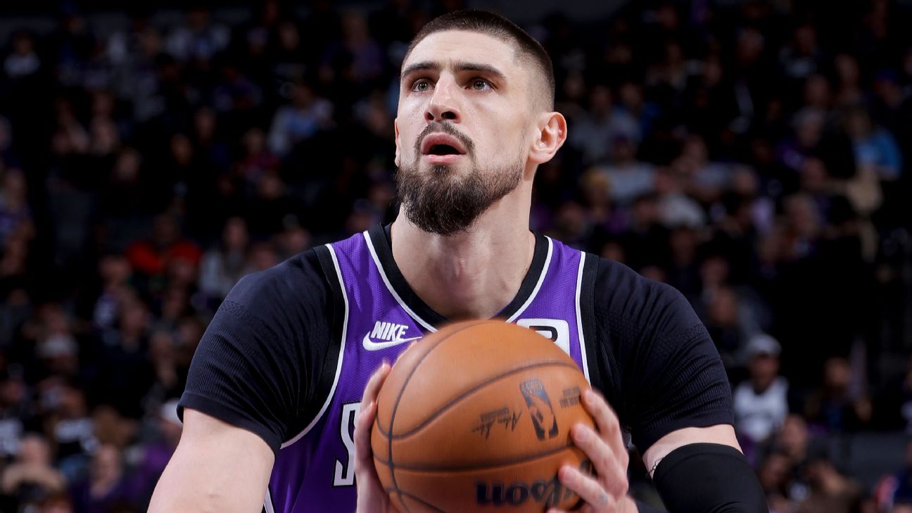 Free agent center Alex Len signs deal with Lakers - ABC7 Los Angeles