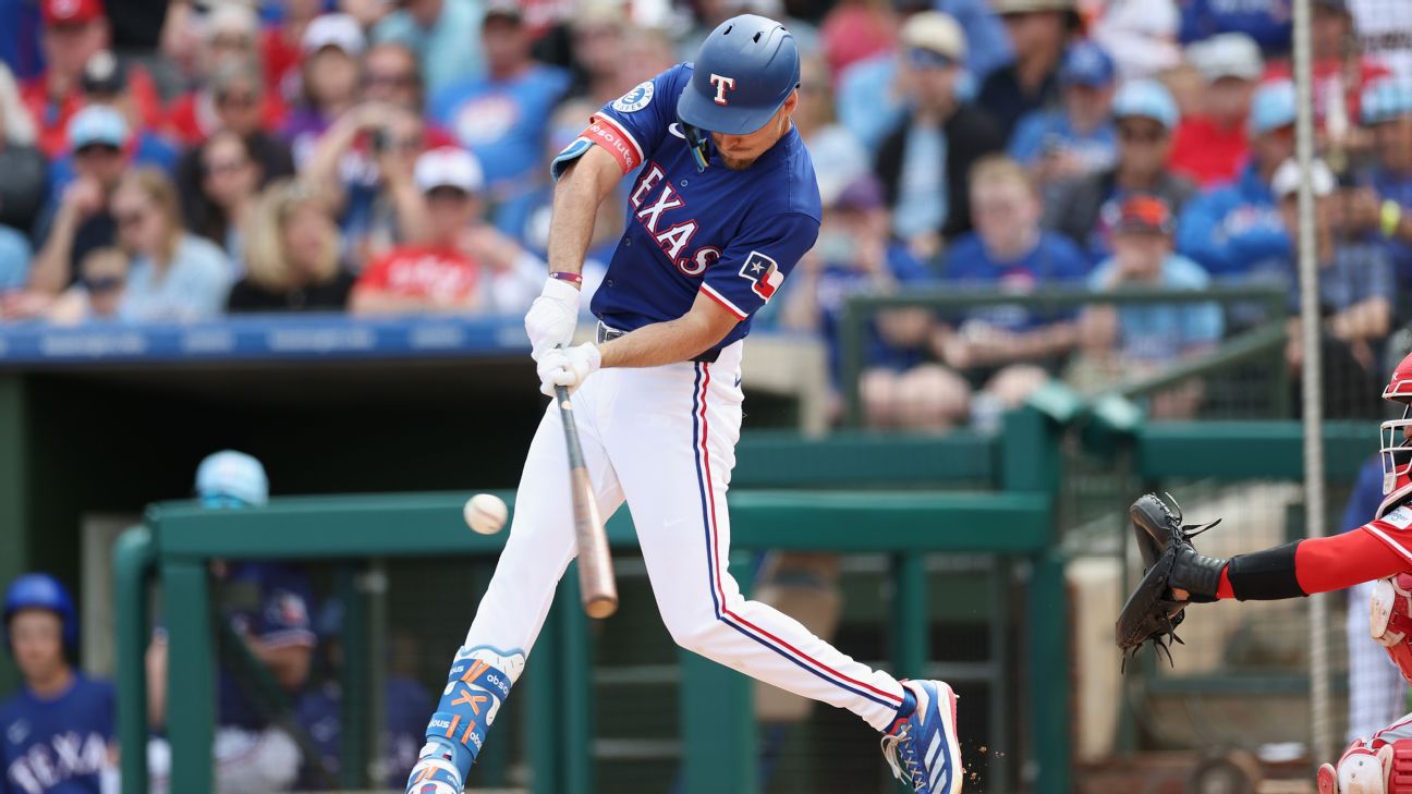 Evan Carter jams hand after making great diving catch for Rangers ...