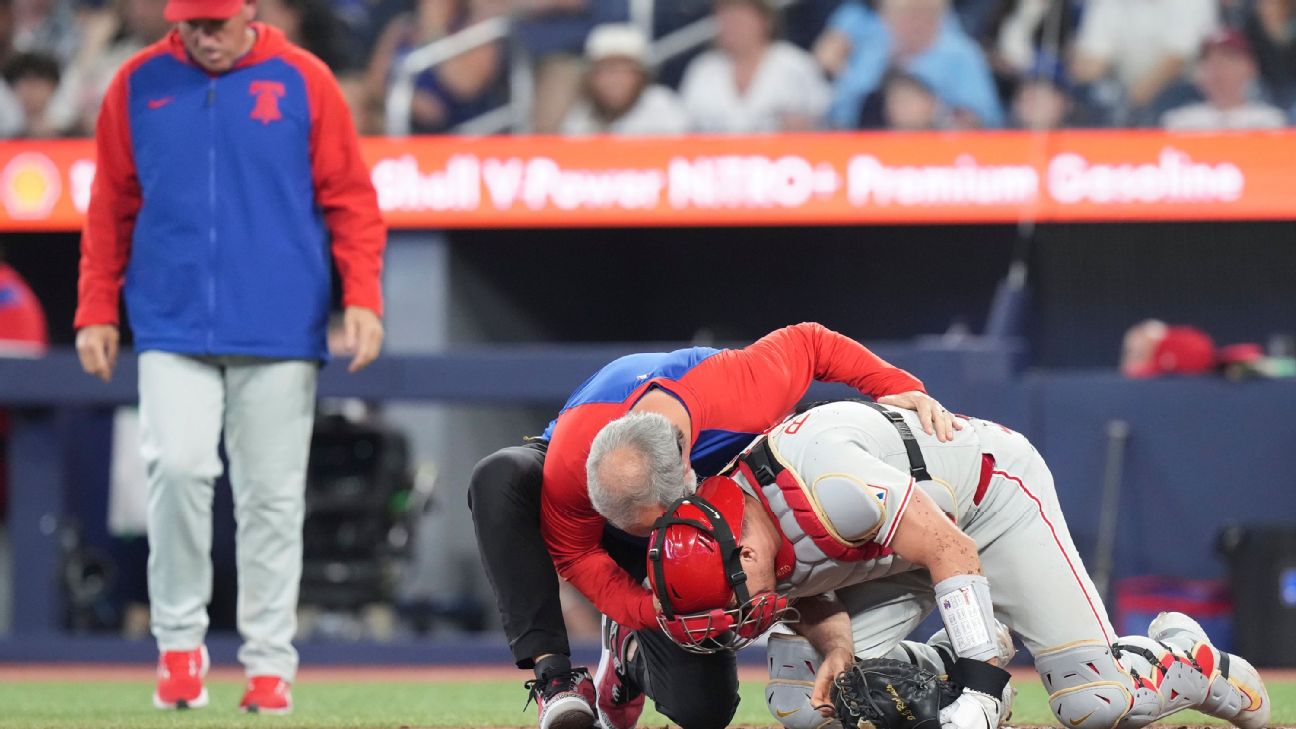 Phillies' J.T. Realmuto leaves after being hit by foul tip - 6abc ...