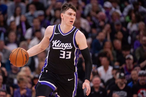 Sources: Lakers reach 2-year, $12M deal with Jake LaRavia - ABC7 Los ...