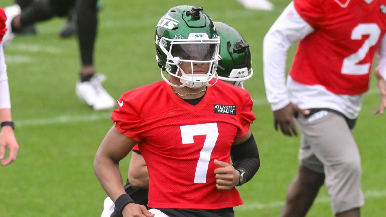 Jets QB Justin Fields carted off with right toe injury - ABC7 New York